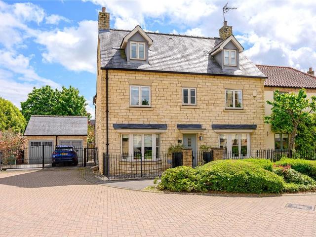 5 bedroom link detached house for sale