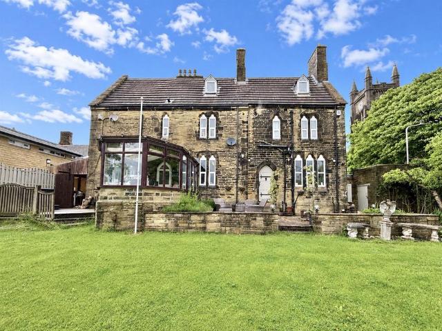 5 bedroom link detached house for sale