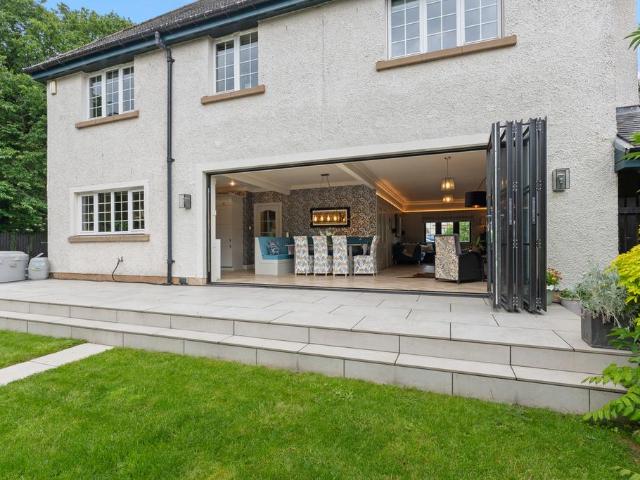 5 bedroom link detached house for sale