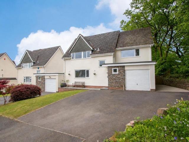 5 bedroom link detached house for sale