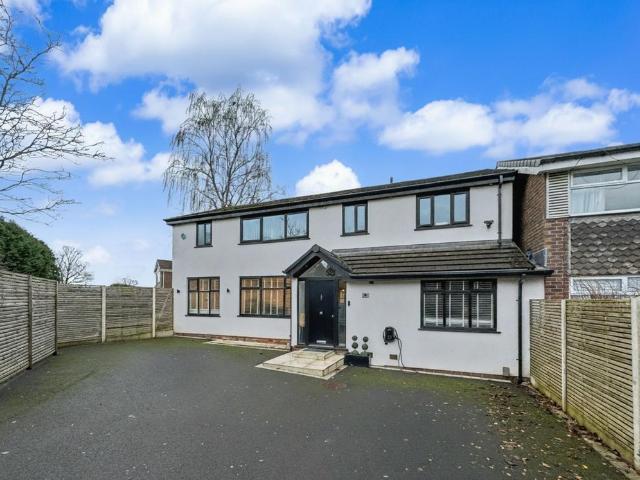 5 bedroom link detached house for sale