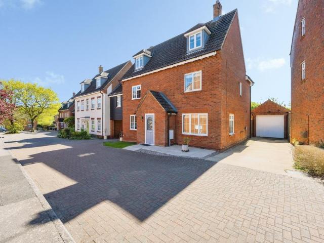 5 bedroom link detached house for sale