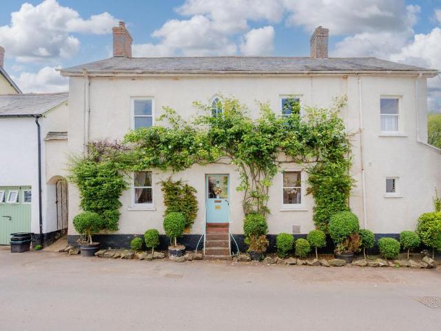 5 bedroom link detached house for sale
