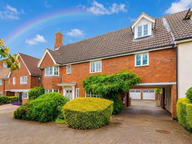5 bedroom link detached house for sale