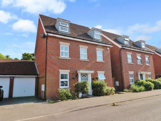 5 bedroom link detached house for sale