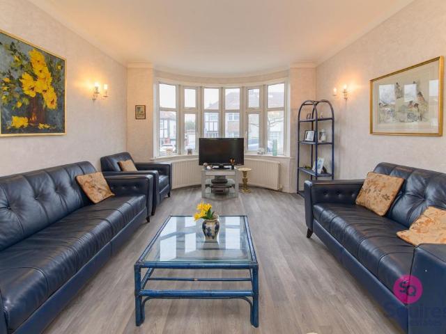5 bedroom link detached house for sale