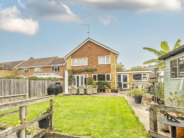 5 bedroom link detached house for sale