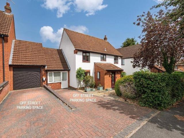 5 bedroom link detached house for sale