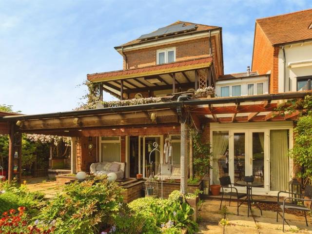 5 bedroom link detached house for sale