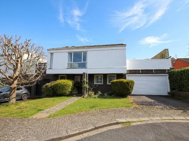5 bedroom link detached house for sale