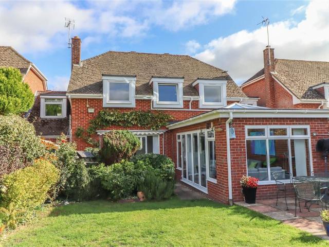 5 bedroom link detached house for sale