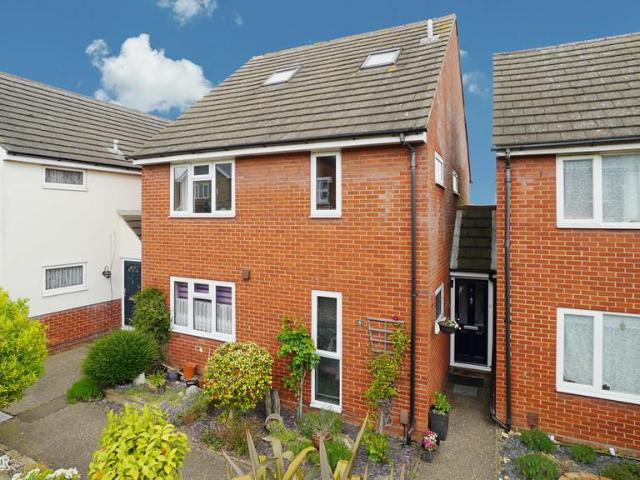 5 bedroom link detached house for sale