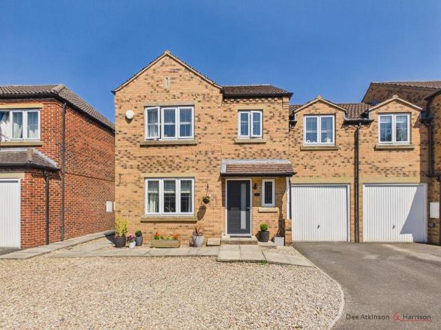 5 bedroom link detached house for sale