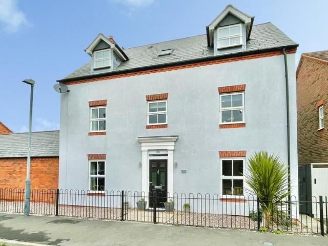 5 bedroom link detached house for sale
