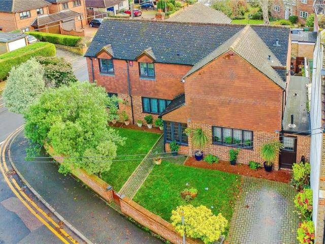 5 bedroom link detached house for sale