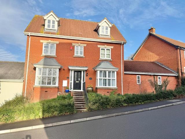 5 bedroom link detached house for sale