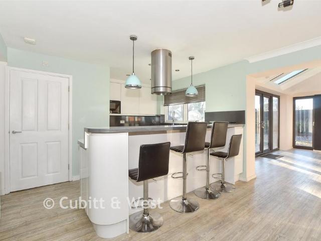 5 bedroom link detached house for sale