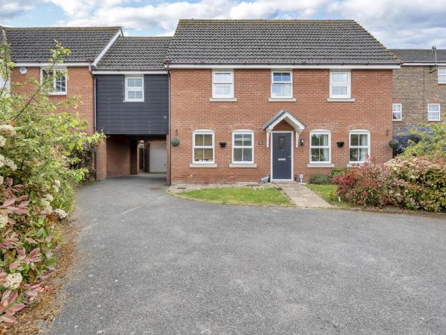 5 bedroom link detached house for sale