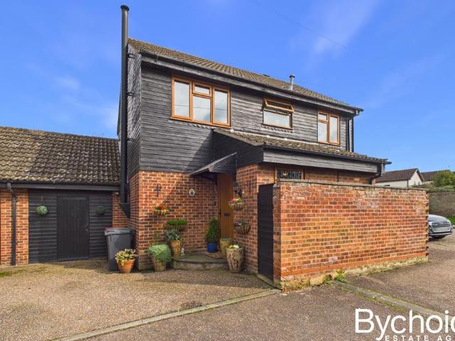 5 bedroom link detached house for sale