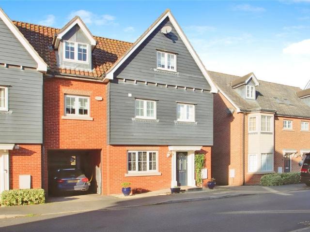 5 bedroom link detached house for sale