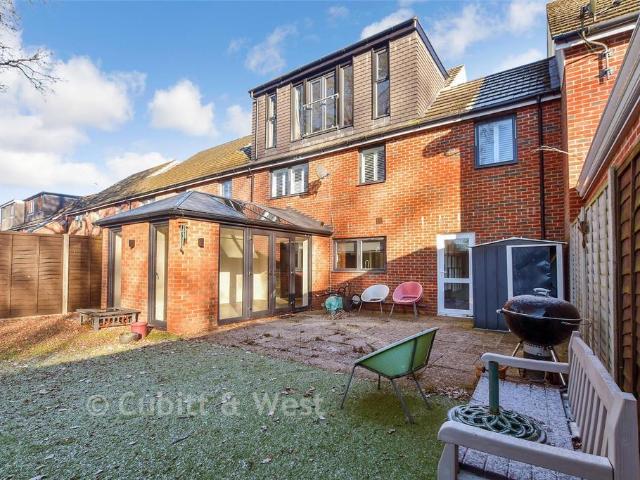 5 bedroom link detached house for sale