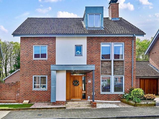 5 bedroom link detached house for sale