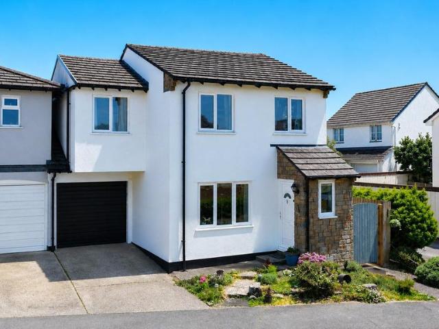 5 bedroom link detached house for sale