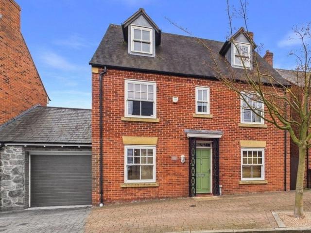 5 bedroom link detached house for sale