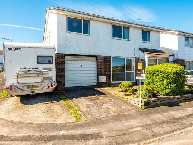 5 bedroom link detached house for sale
