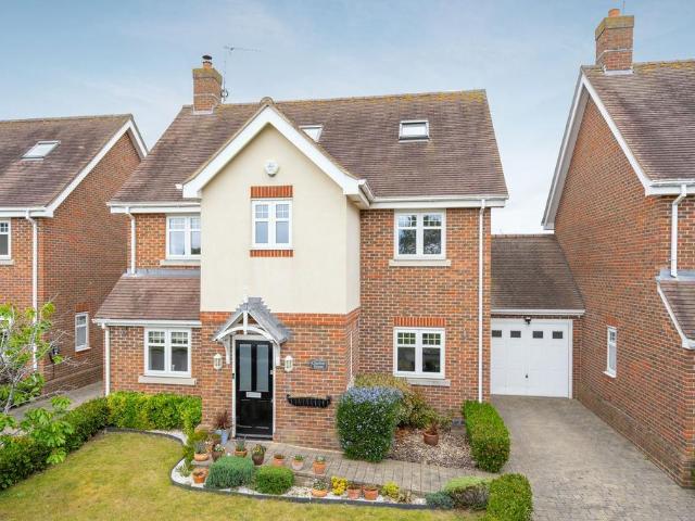 5 bedroom link detached house for sale