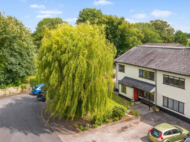 5 bedroom link detached house for sale