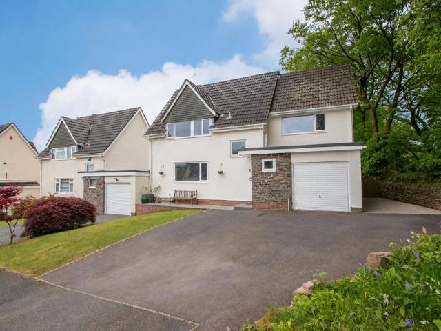5 bedroom link detached house for sale