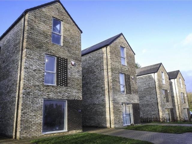 5 bedroom link detached house for sale