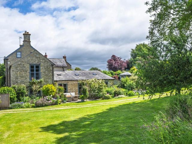 5 bedroom link detached house for sale