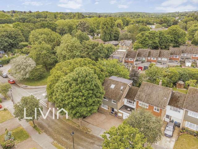 5 bedroom link detached house for sale
