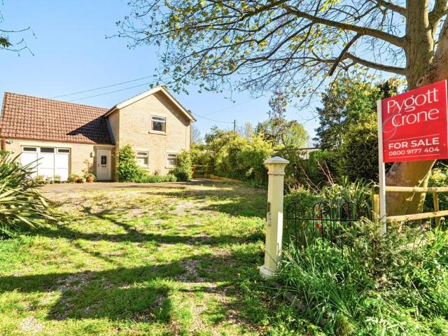 5 bedroom link detached house for sale
