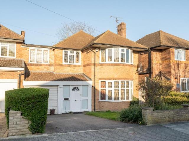 5 bedroom link detached house for sale