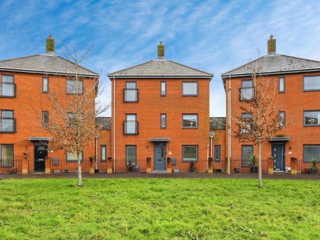5 bedroom link detached house for sale