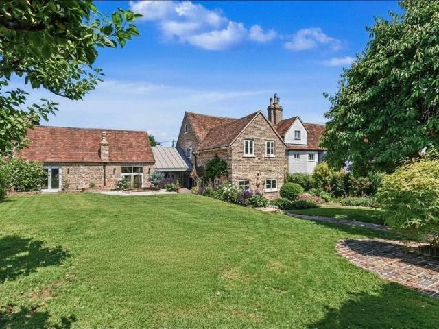 5 bedroom link detached house for sale