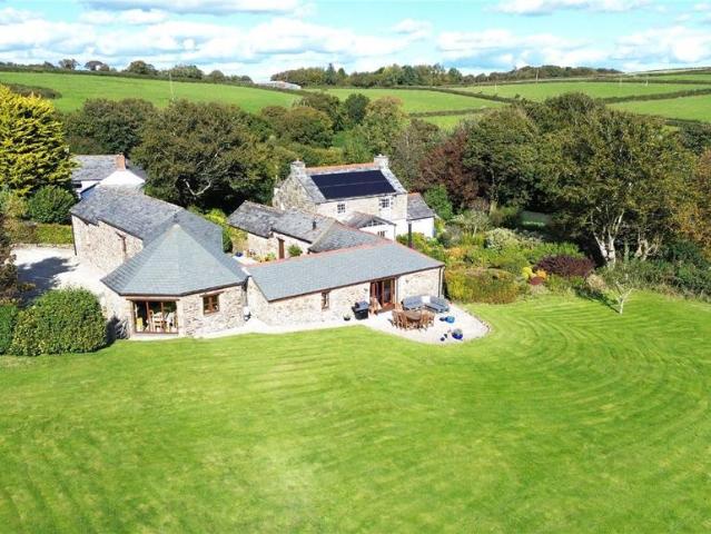 5 bedroom link detached house for sale