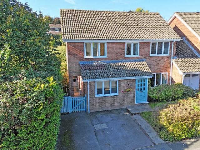 5 bedroom link detached house for sale