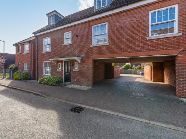 5 bedroom link detached house for sale