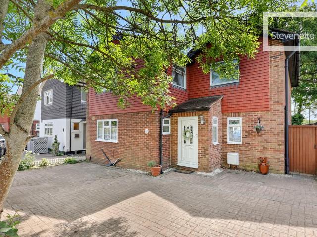 5 bedroom link detached house for sale