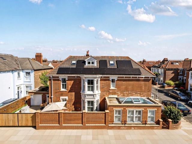 5 bedroom link detached house for sale