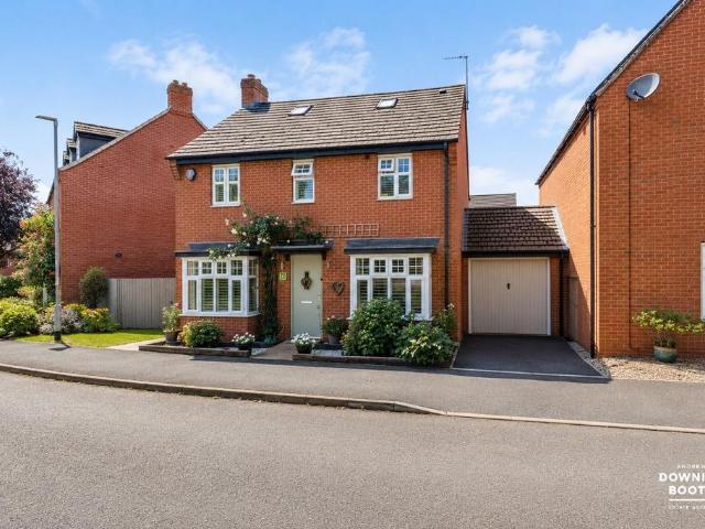 5 bedroom link detached house for sale