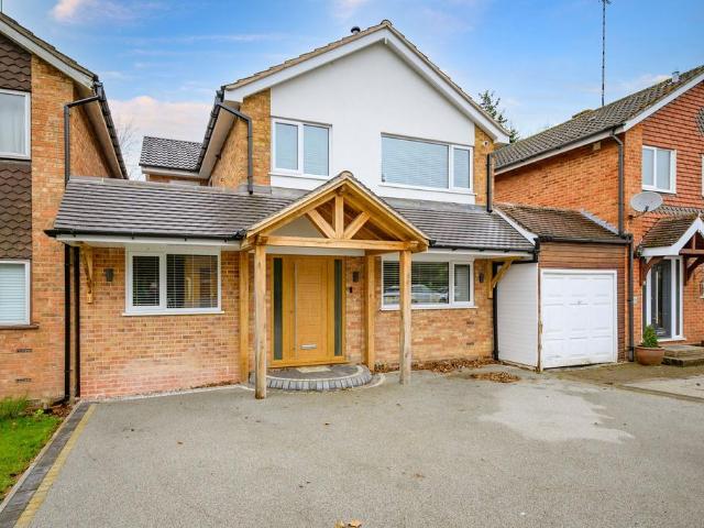 5 bedroom link detached house for sale