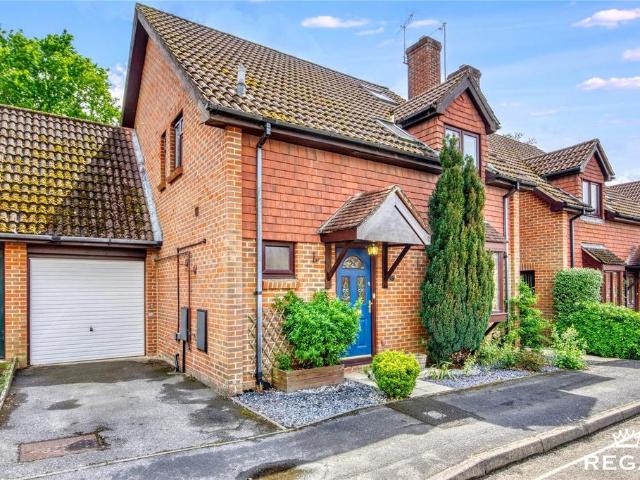 5 bedroom link detached house for sale