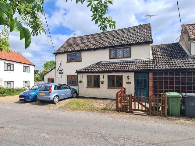 5 bedroom link detached house for sale