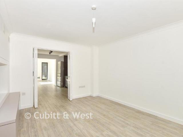 5 bedroom link detached house for sale