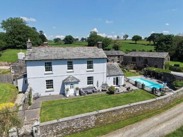 5 bedroom link detached house for sale